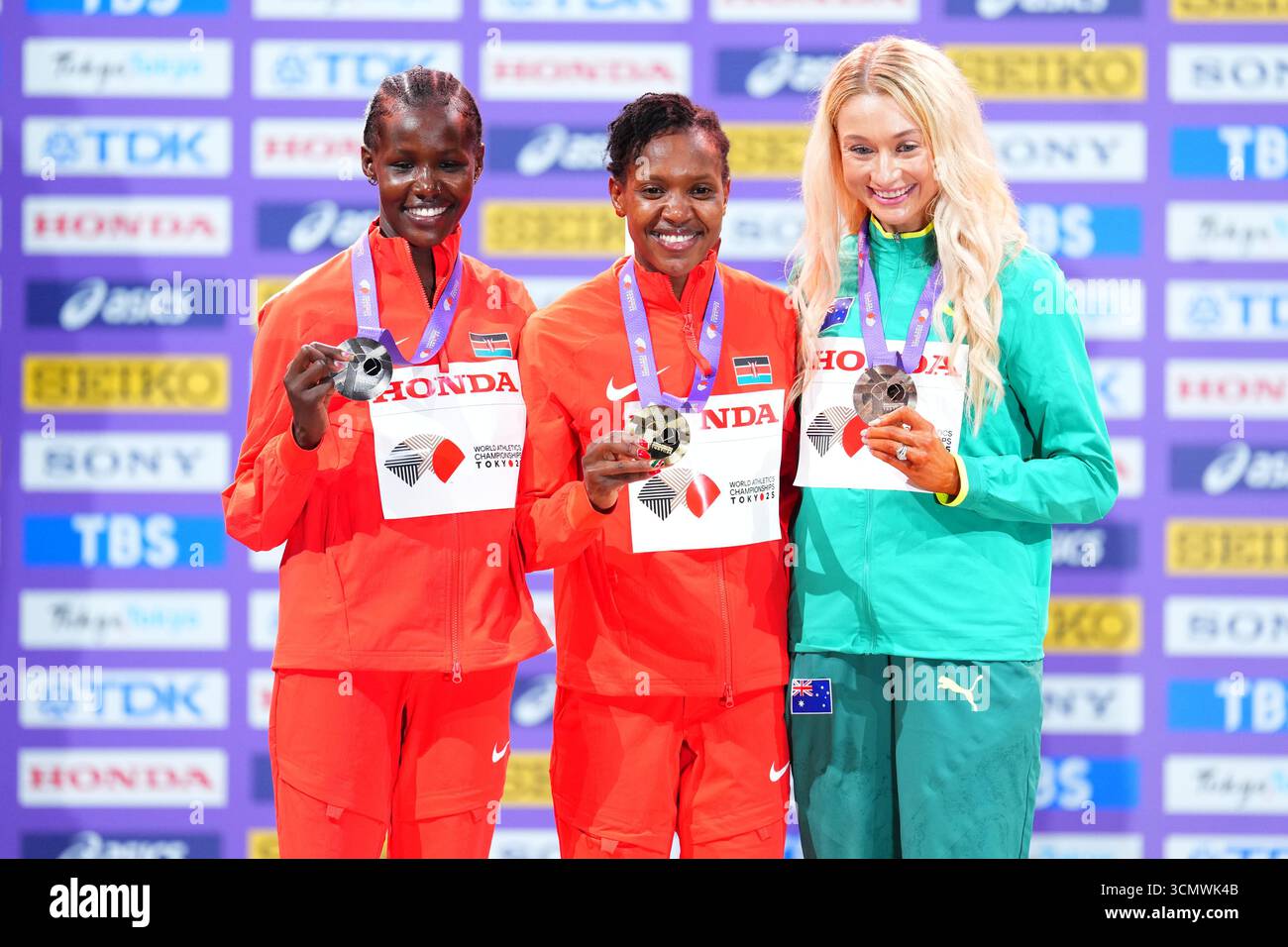 (L-R) Dorcus Ewoi (KEN), Faith Kipyegon (KEN), Jessica Hull (AUS ...