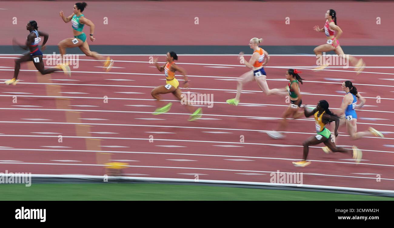 (250918) -- TOKYO, Sept. 18, 2025 (Xinhua) -- Chen Yujie (top R) of ...