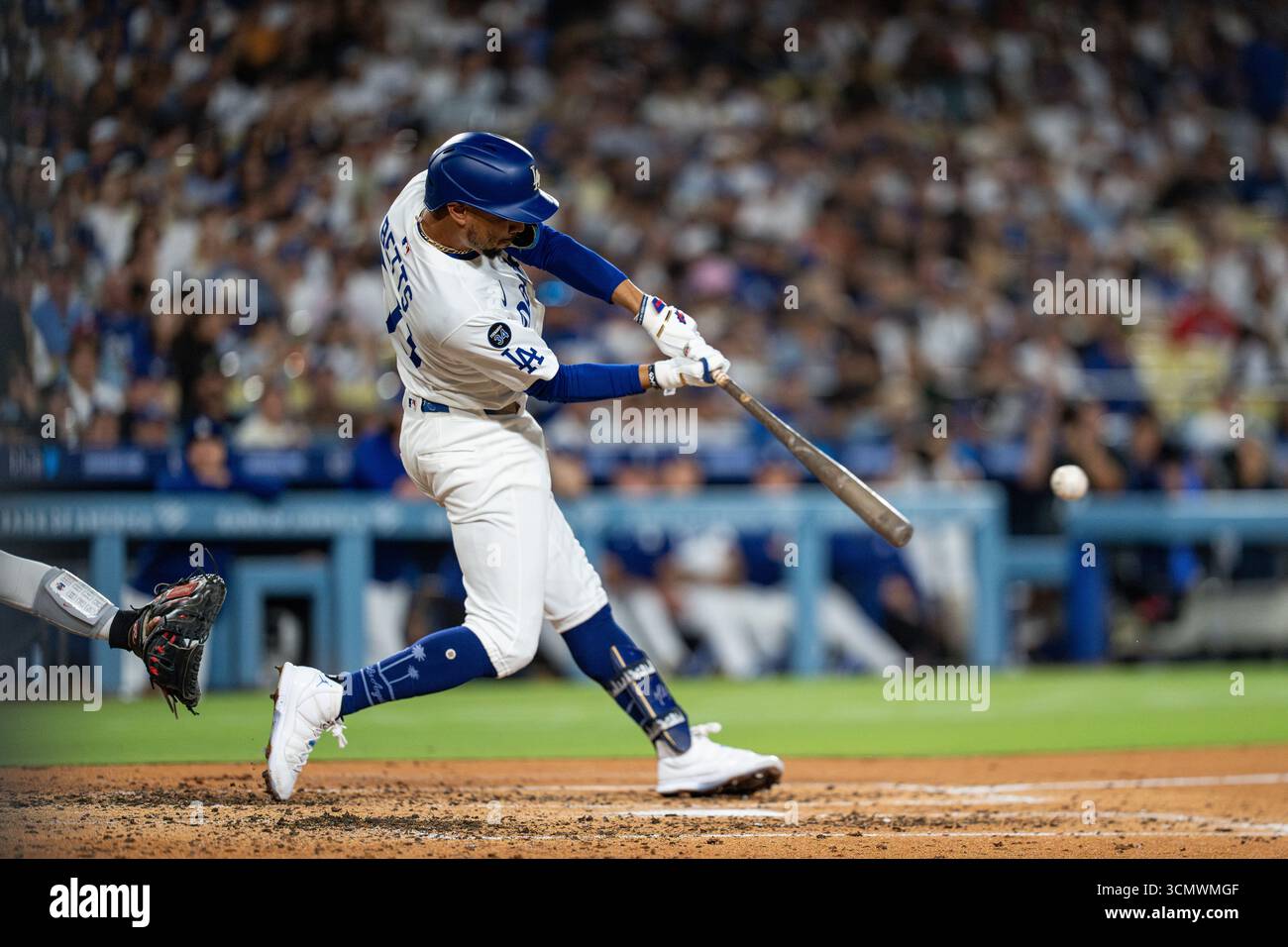 Los Angeles Dodgers shortstop Mookie Betts (50) bats during a MLB game ...