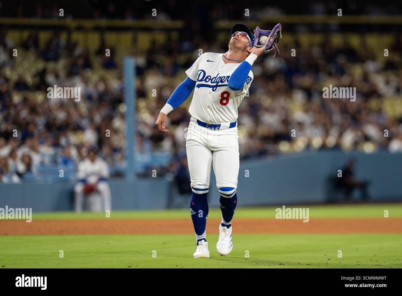 Los Angeles Dodgers first base Enrique Hernández (8) catches a fly ball ...