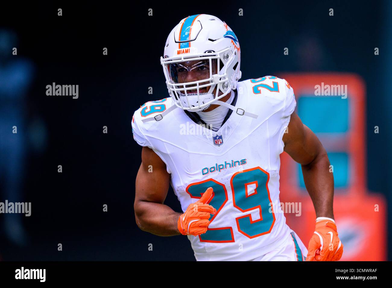 Miami Dolphins safety Minkah Fitzpatrick (29) runs onto the field ...
