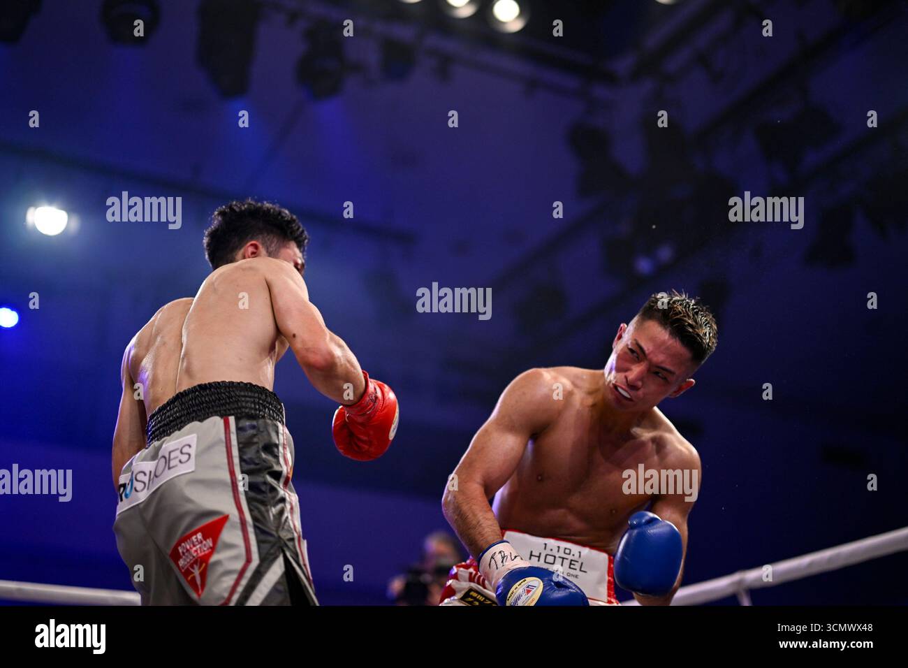 Keita Kurihara (red gloves) knocks down Shunpei Kaneshiro (blue gloves) during their 8R ...