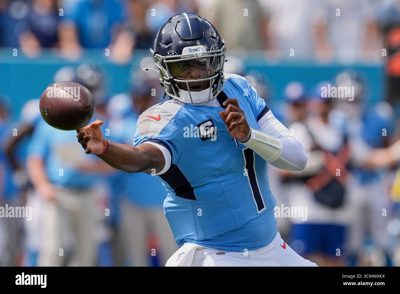 Tennessee Titans quarterback Cam Ward (1) throws a pass during the ...