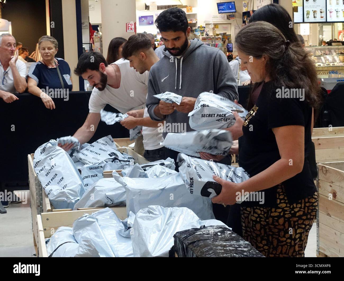 Modena. The French startup King Colis is offering a sale by weight of ...