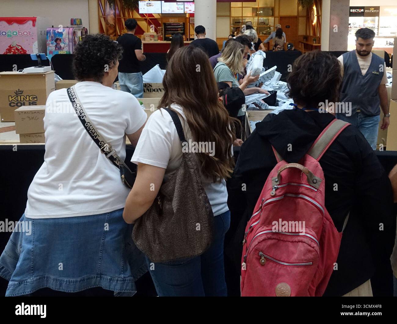 Modena. The French startup King Colis is offering a sale by weight of ...