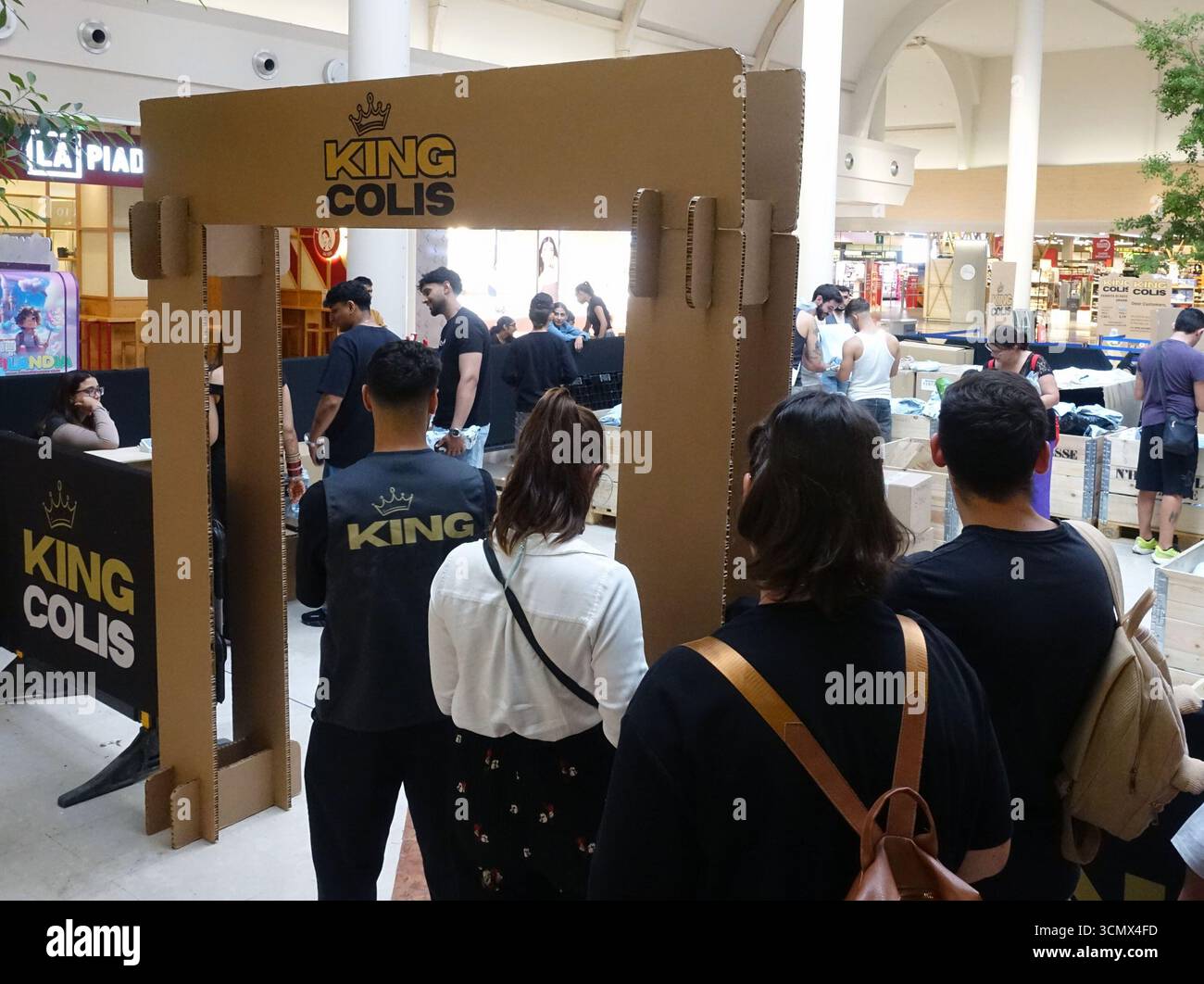 Modena. The French startup King Colis is offering a sale by weight of ...