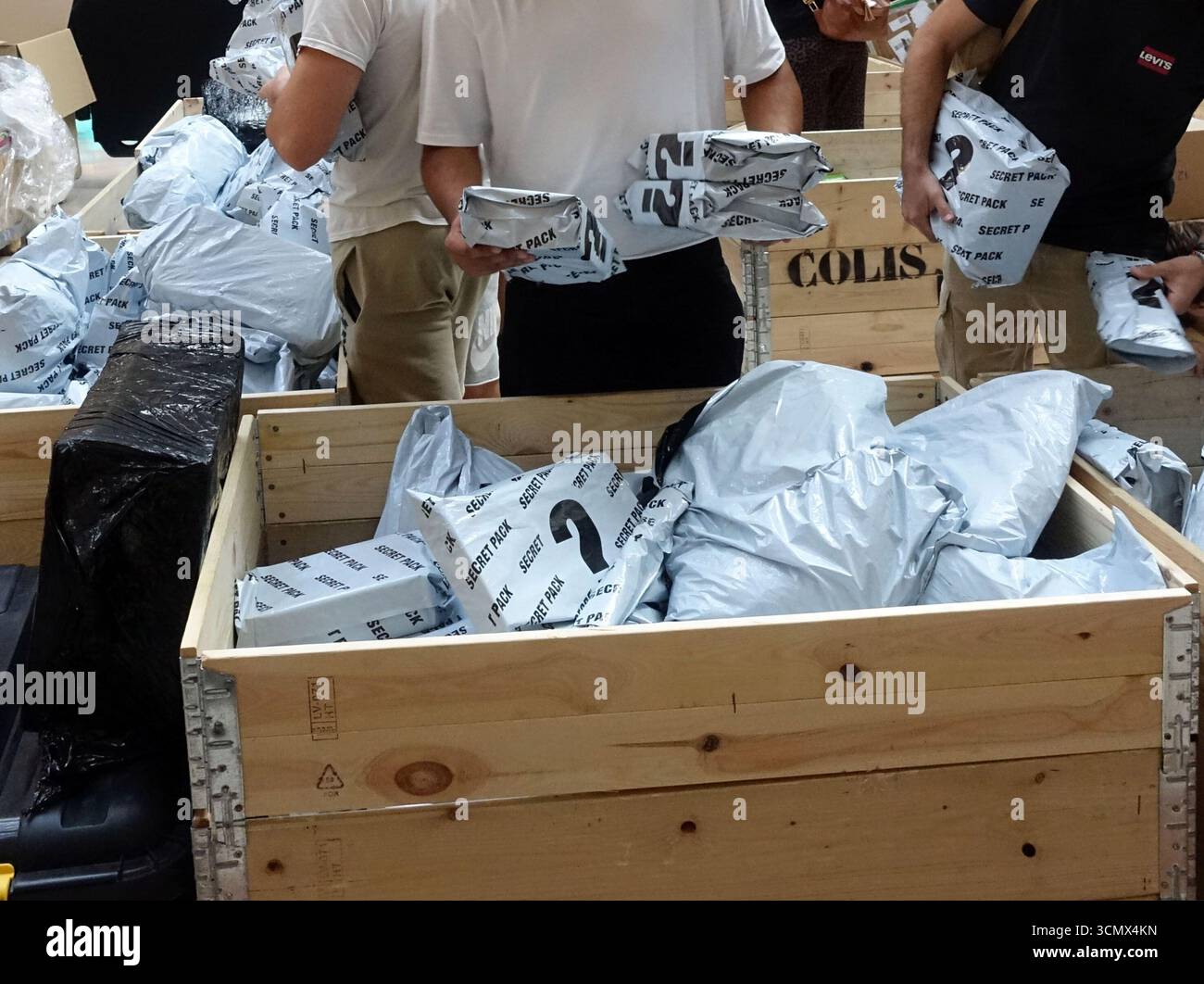 Modena. The French startup King Colis is offering a sale by weight of ...