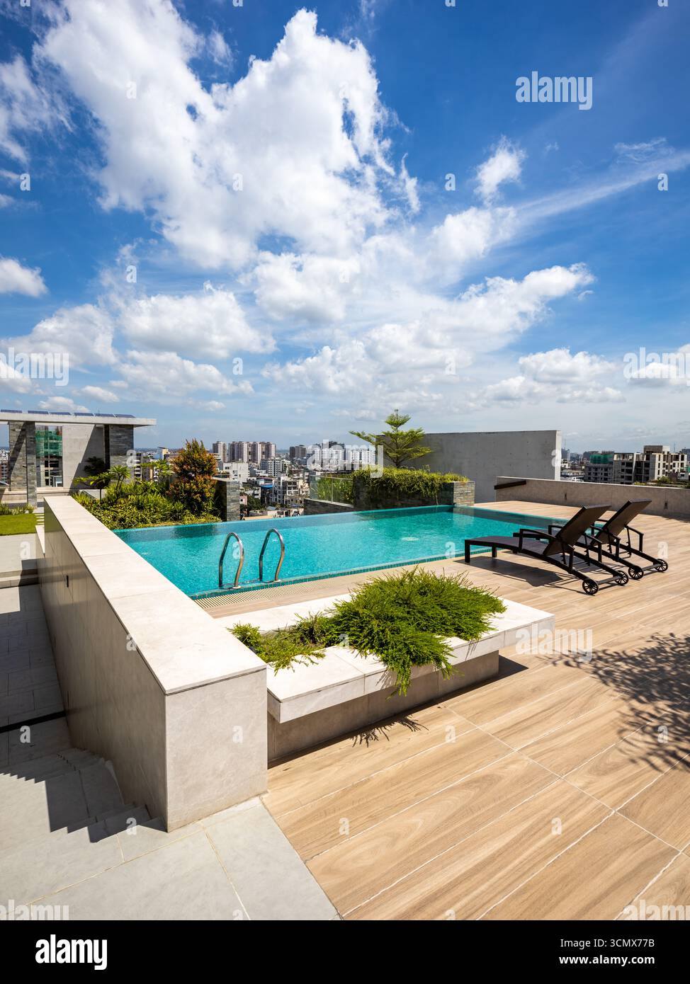 Stunning swimming rooftop pool hi-res stock photography and images - Alamy