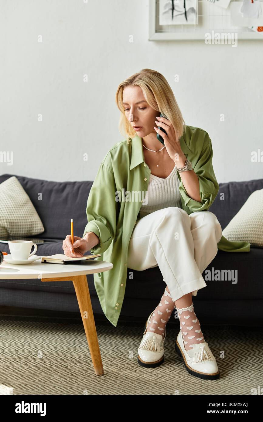 Taking personal call work hi-res stock photography and images - Alamy