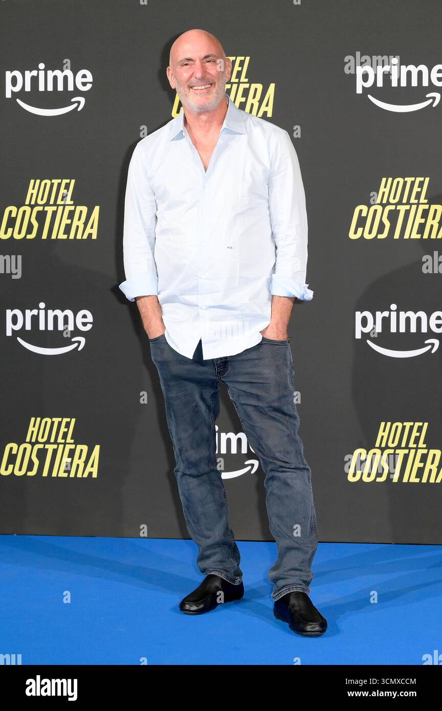 Adam Bernstein bei der Premiere der Amazon Prime Video Serie Hotel ...