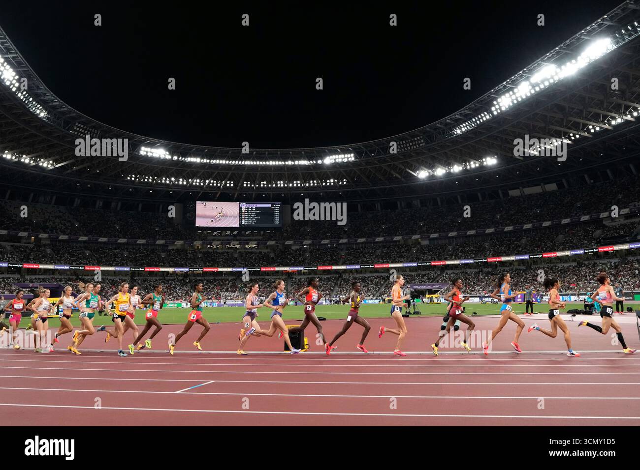 United States' Shelby Houlihan, center in blue, runs with other ...