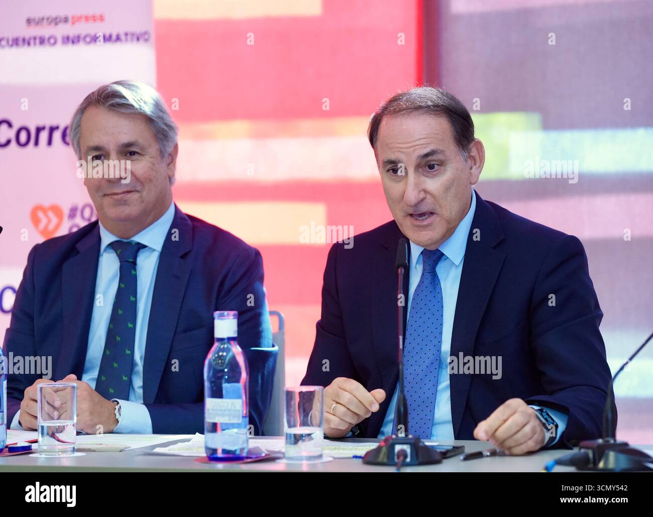 The President of AVE, Diego Lorente, and the President of the CEA ...