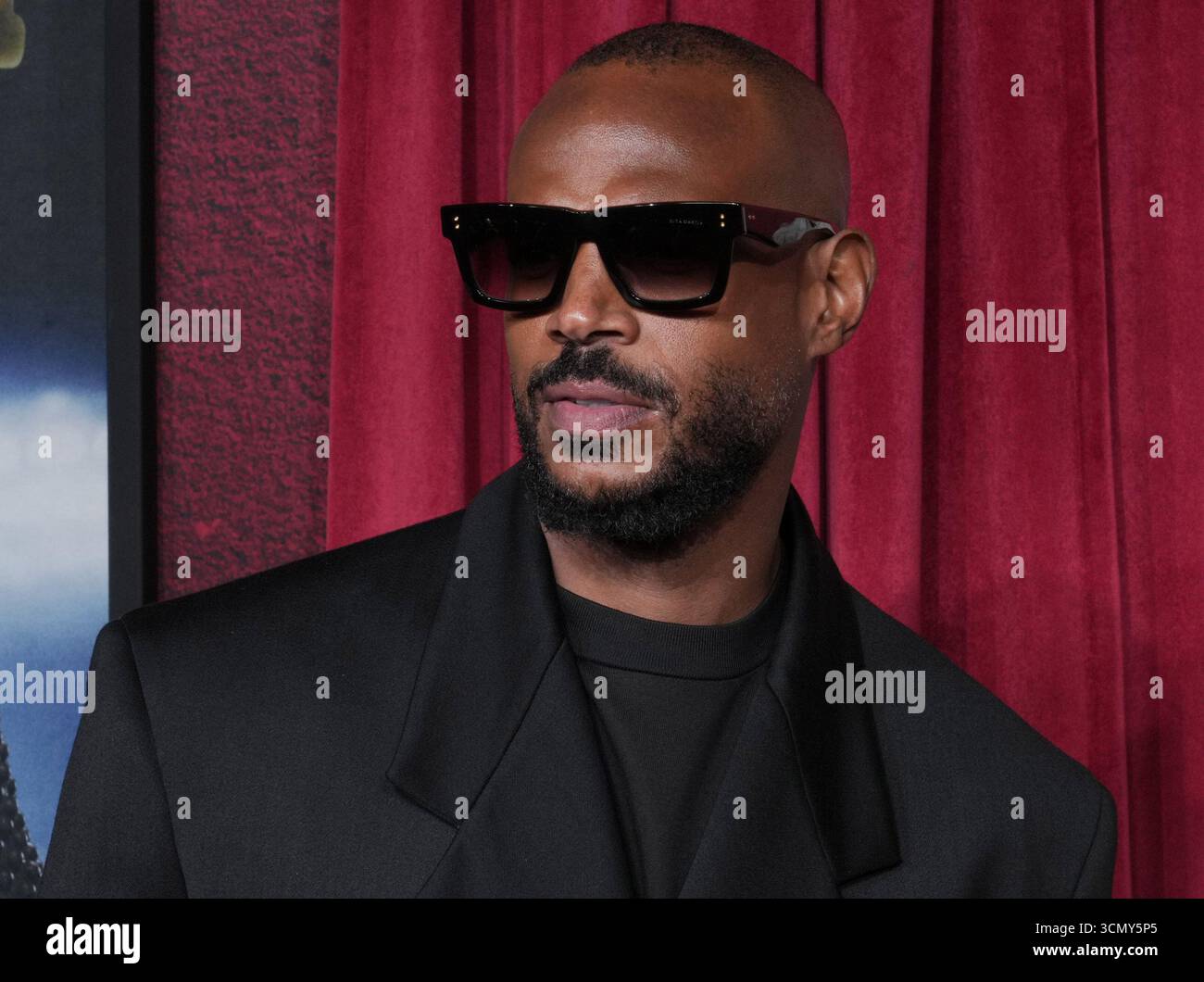 Marlon Wayans arrives at the Universal Pictures' HIM Premiere held at ...