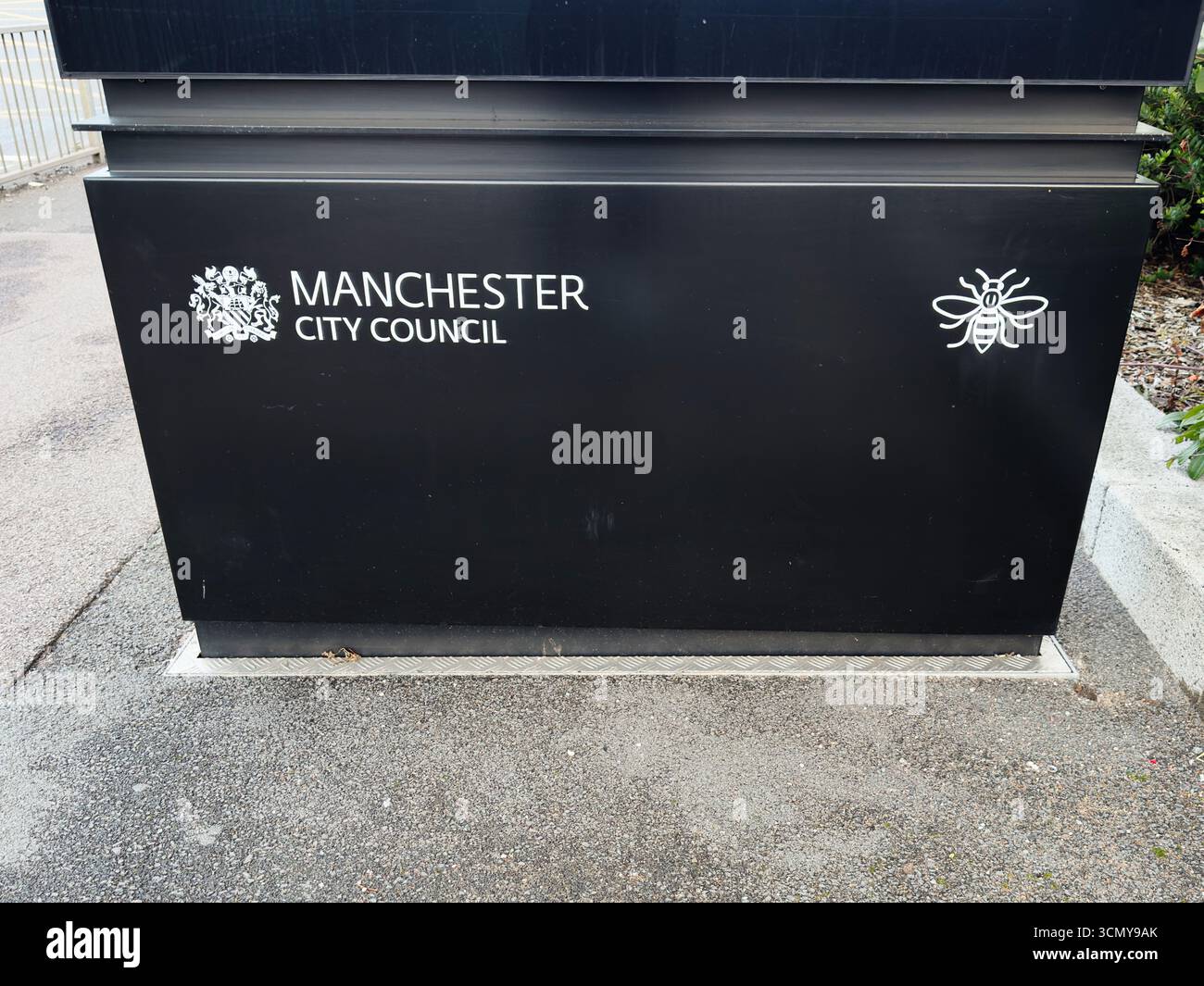 Manchester united crest 2025 close up hi-res stock photography and ...