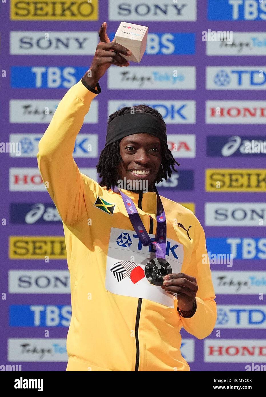 (250918) -- TOKYO, Sept. 18, 2025 (Xinhua) -- Silver medalist Tajay ...