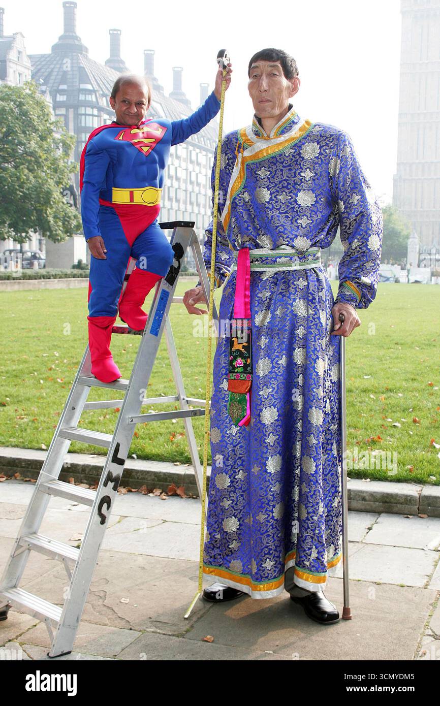 The world's tallest man (Xi Shun) meets the world's shortest stuntman ...