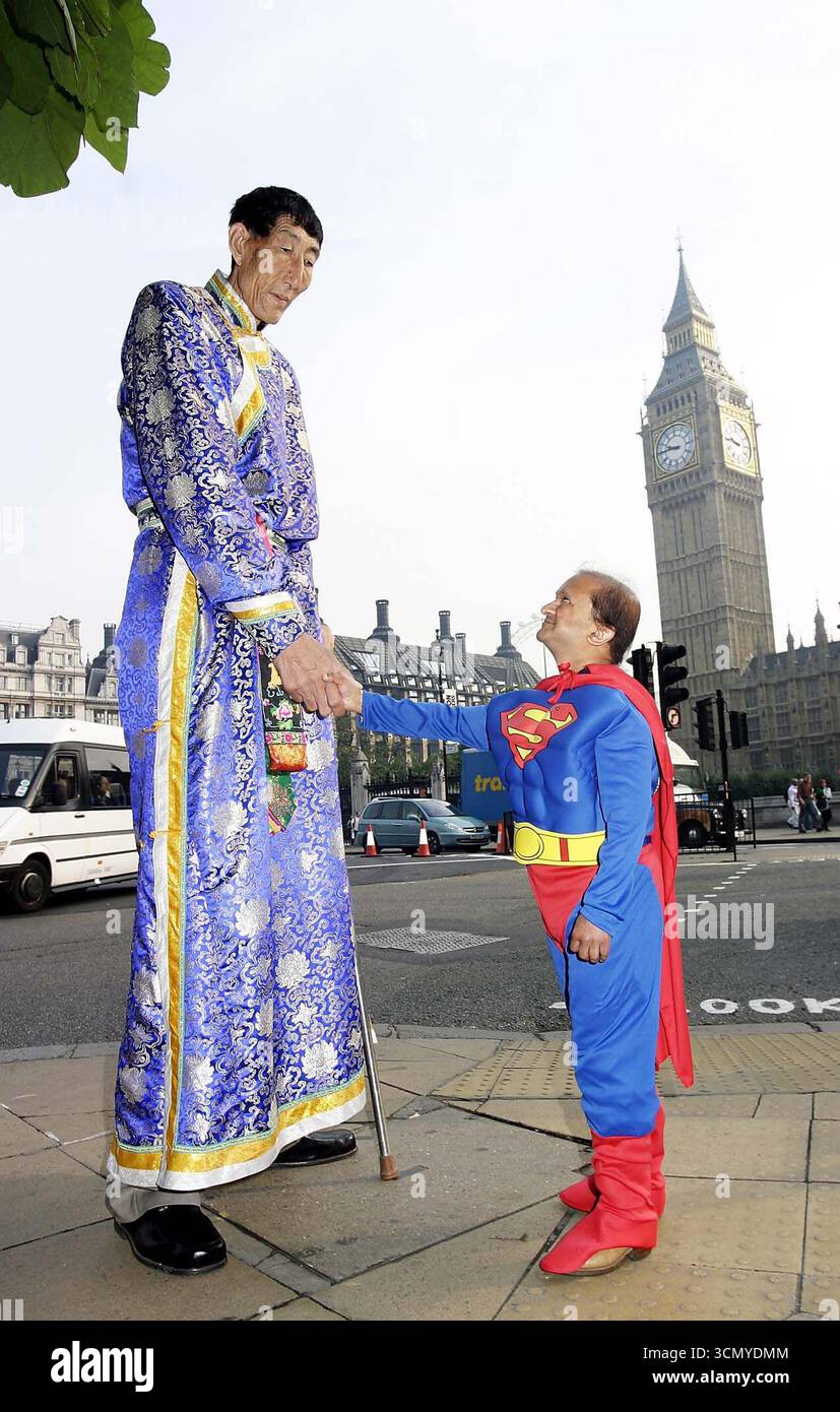 The world's tallest man (Xi Shun) meets the world's shortest stuntman ...