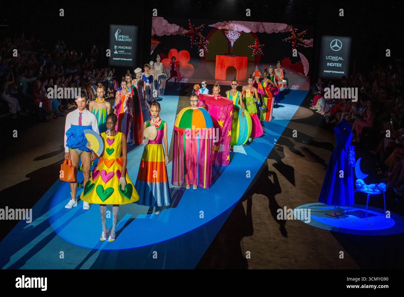 Madrid, Spain. 18th Sep, 2025. Models walk out to greet the audience ...