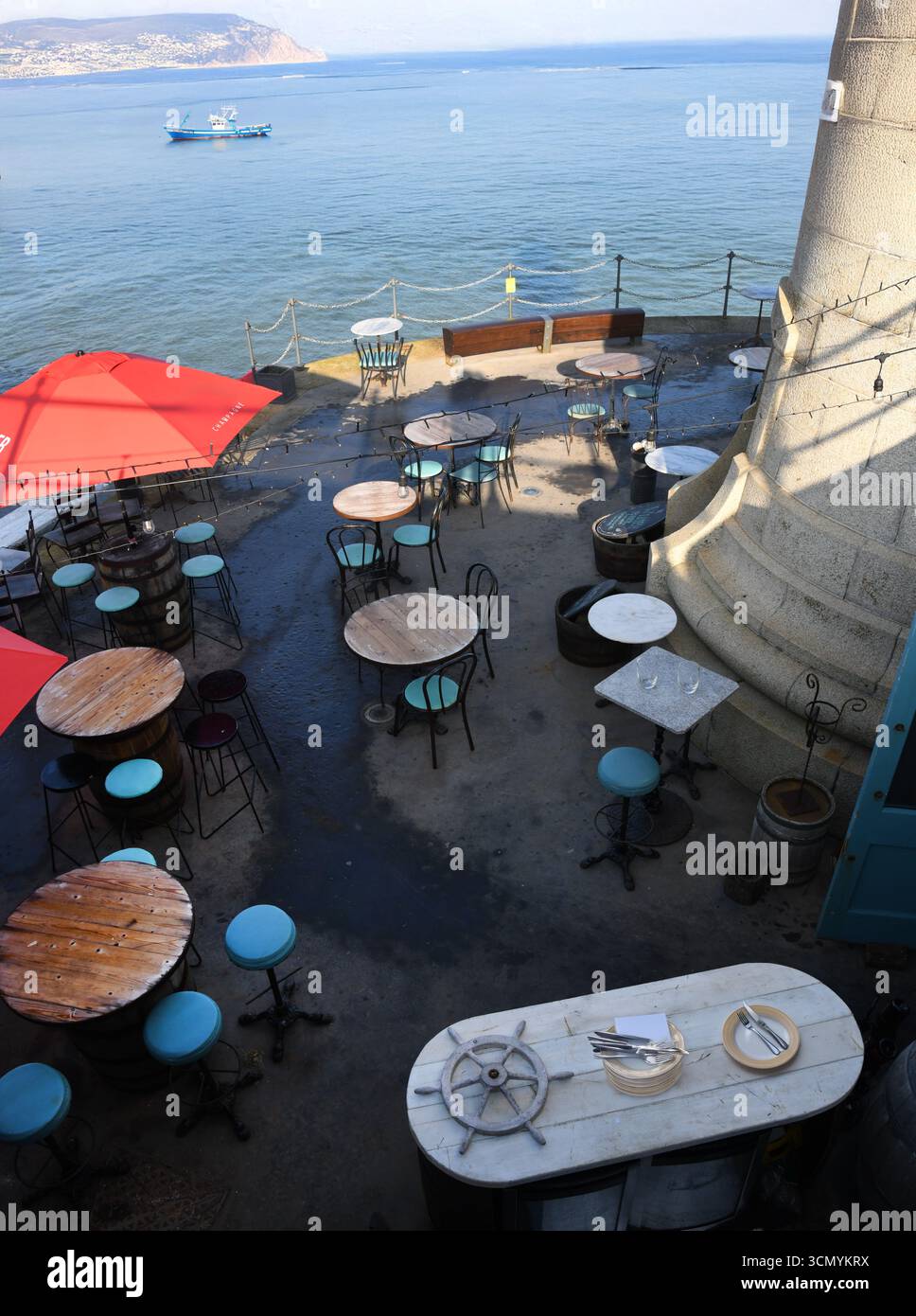 Water side cafe hi-res stock photography and images - Alamy