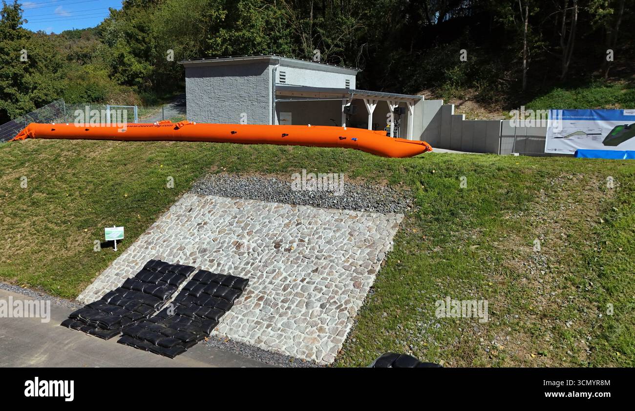 18 September 2025, Thuringia, Bad Köstritz: A new training dyke below ...