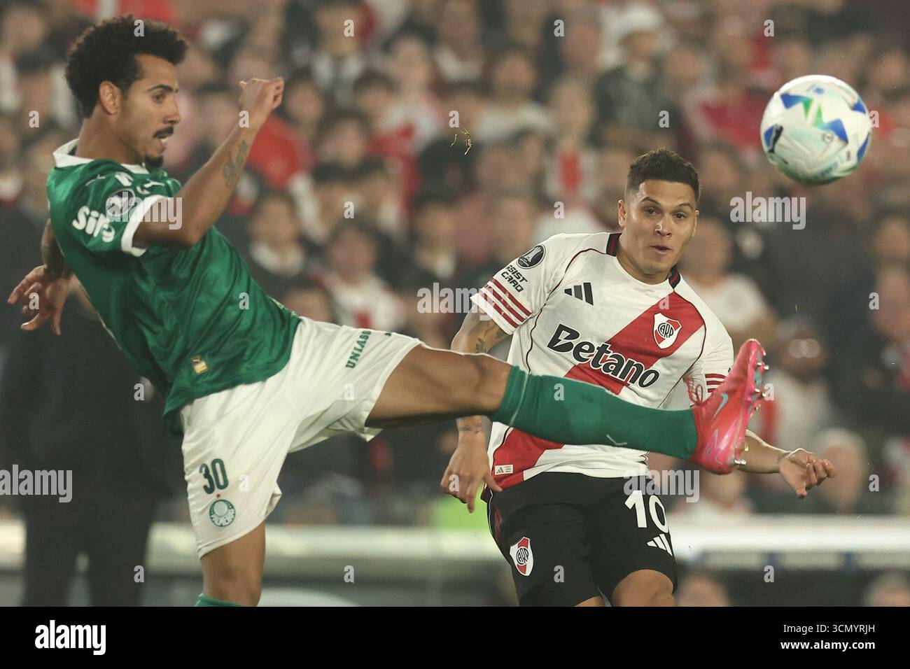 River Plate's Colombian midfielder Juan Fernando Quintero (R) shoots ...
