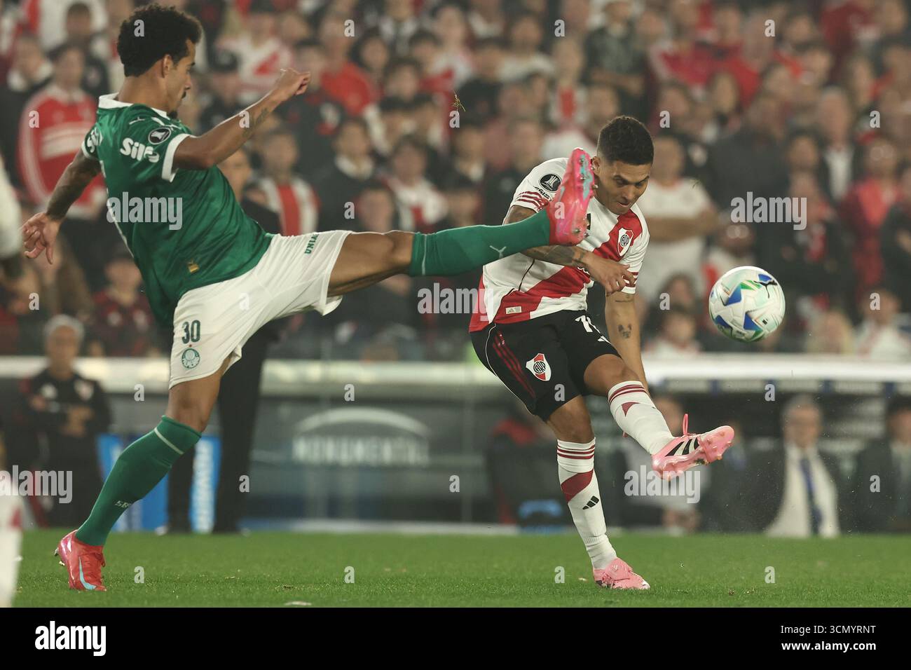 River Plate's Colombian midfielder Juan Fernando Quintero (R) shoots ...