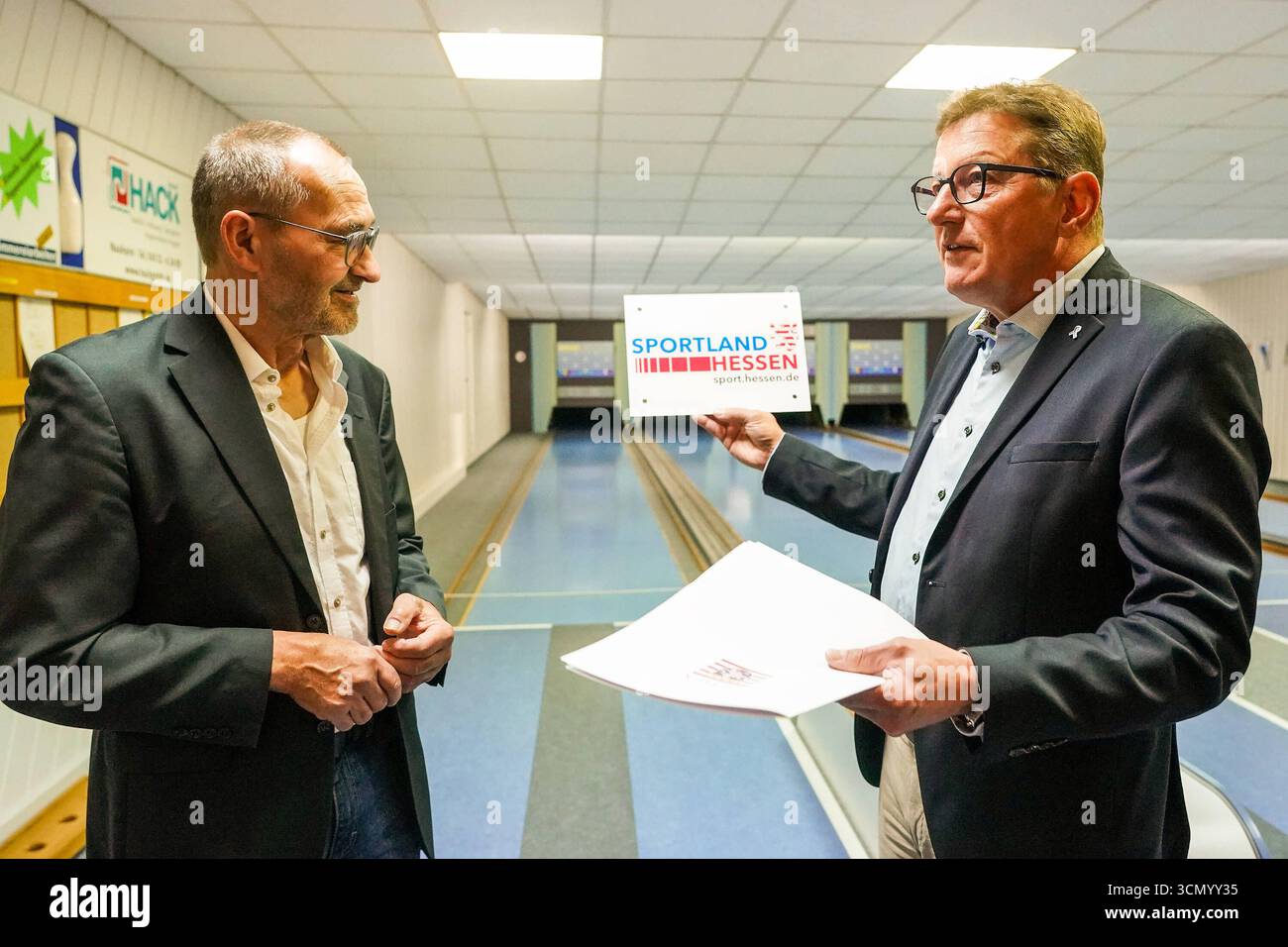 Vorsitzender Wolfgang Glotzbach mit Staatssekretär Stefan Sauer r ...