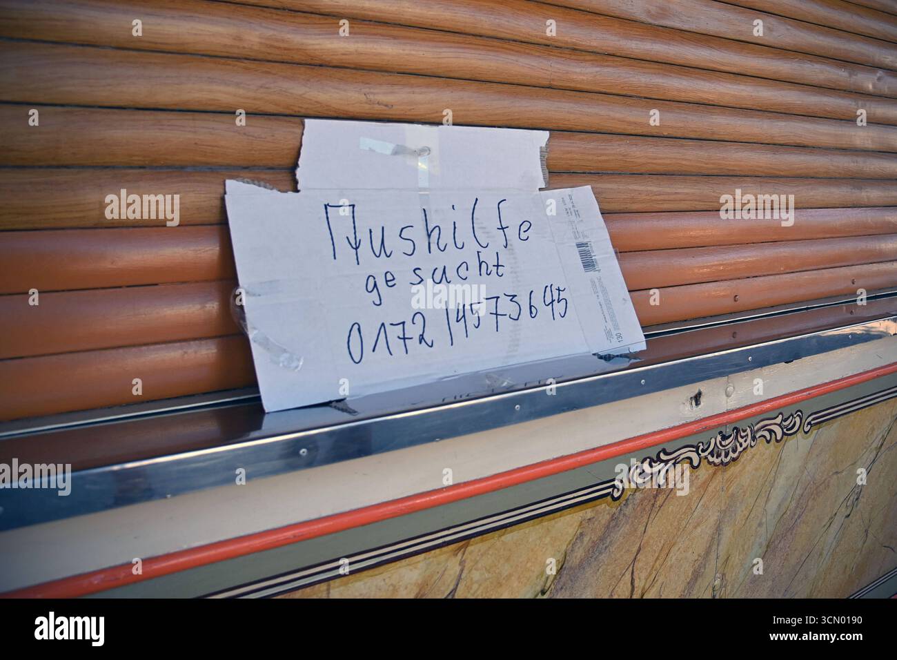 Aushilfe gesucht,Schild,Stellenangebot.Minijob Presserundgang vor dem ...