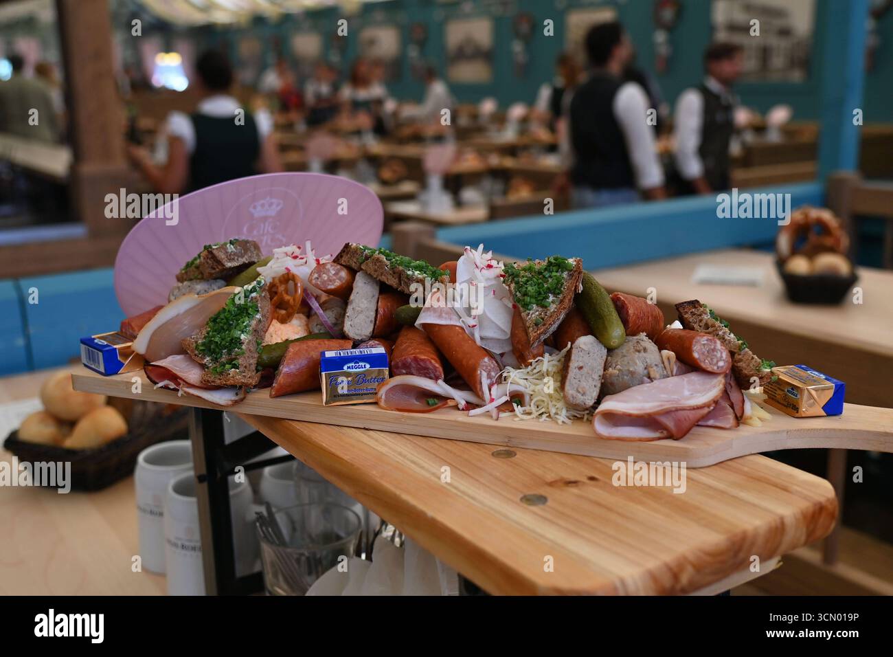 Brotzeit Brettl,Speisen,bayerische Schmankerl,Holzbrett. Presserundgang ...