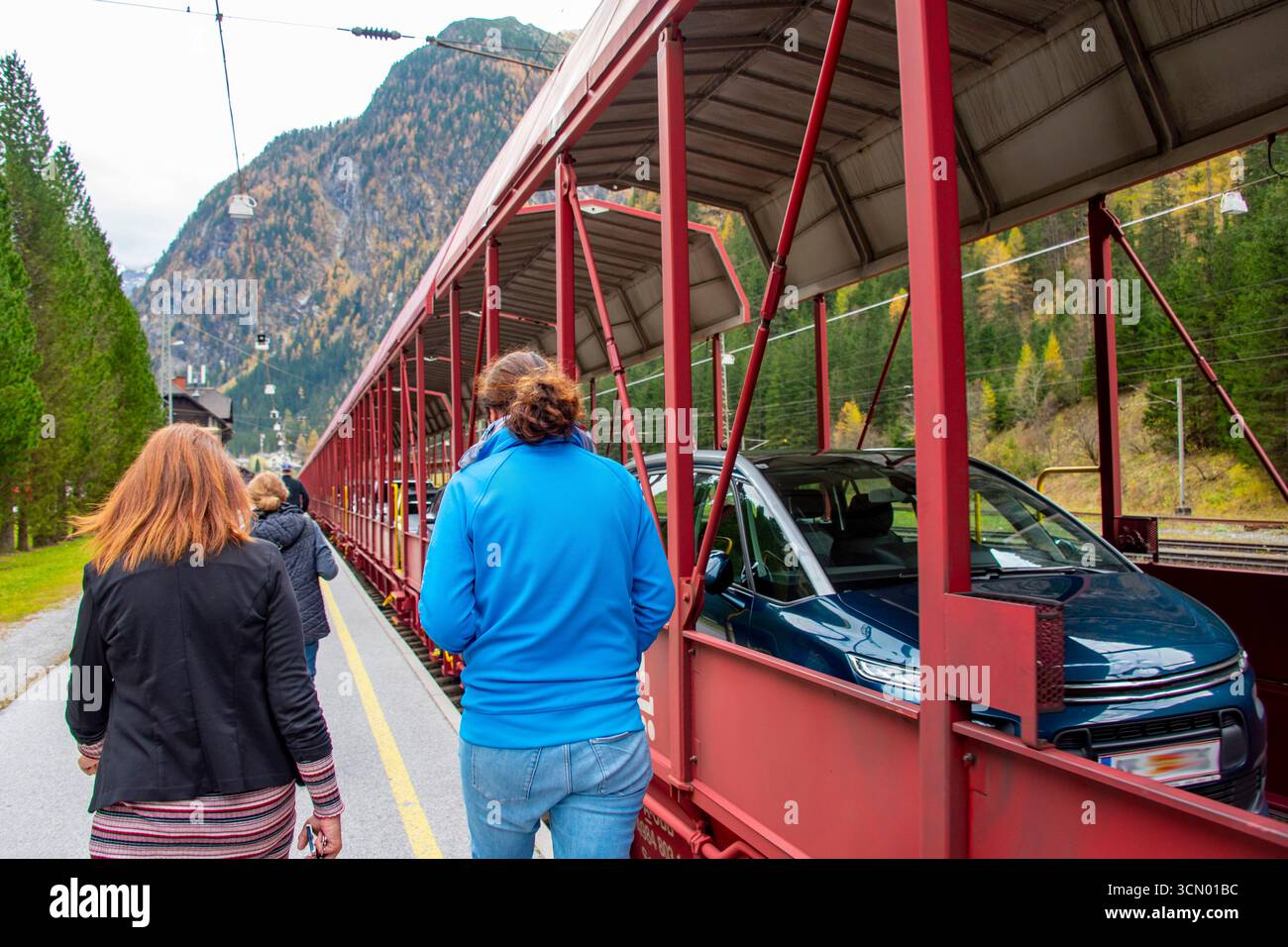 Autorack train hi-res stock photography and images - Alamy