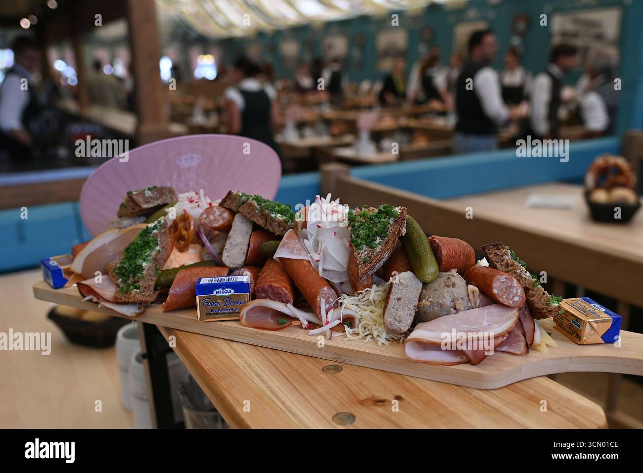 Brotzeit Brettl,Speisen,bayerische Schmankerl,Holzbrett. Presserundgang ...