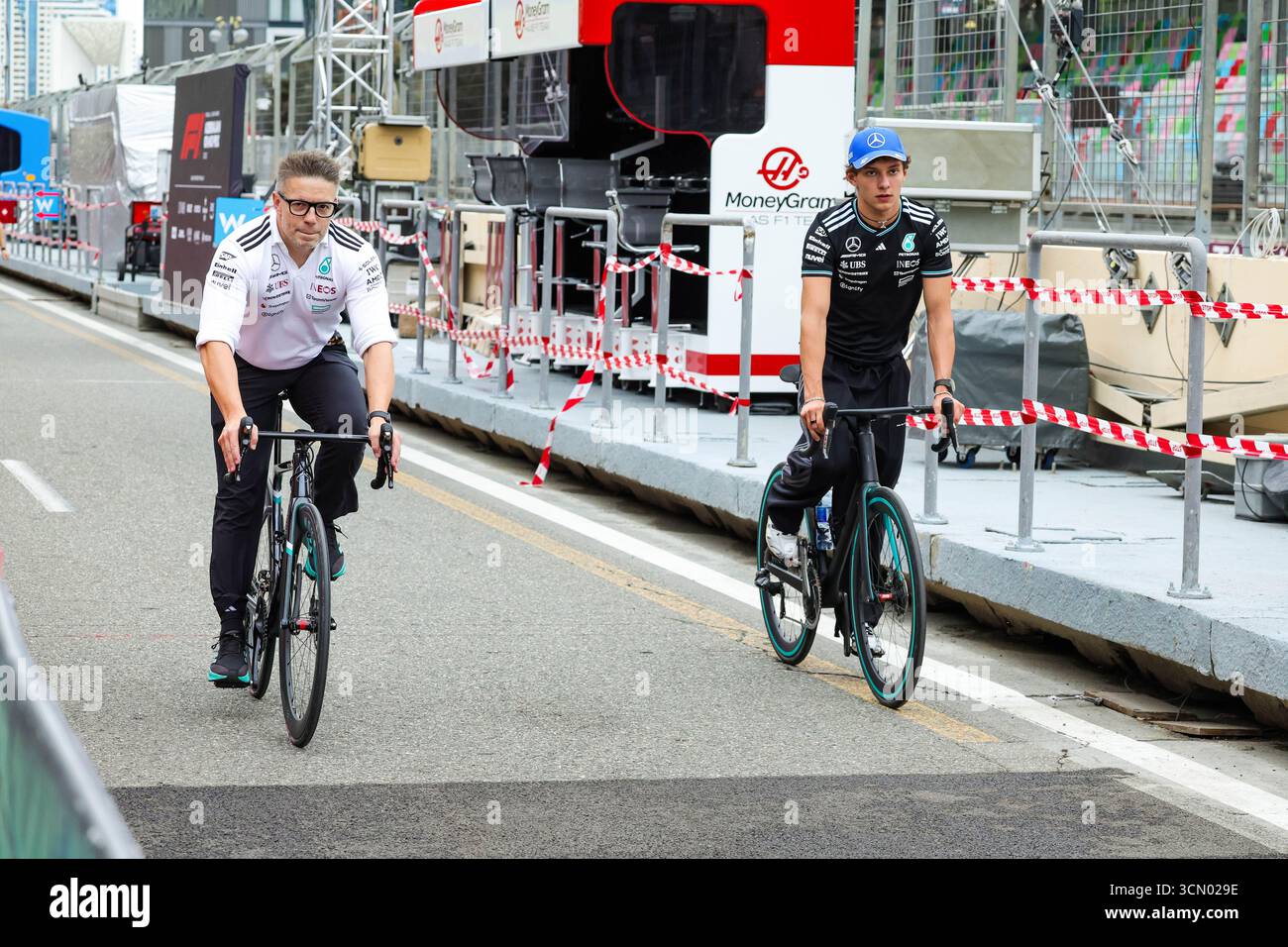 BONNINGTON Peter, Race engineer of Mercedes AMG F1 Team, and KIMI ...