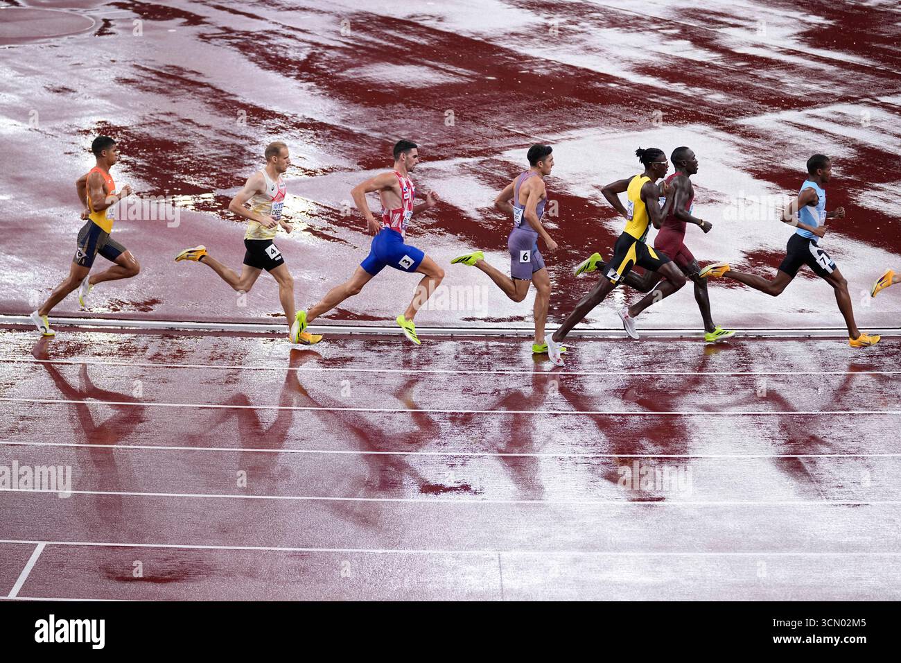 Athletes compete in the men's 800 meters semifinal at the World ...