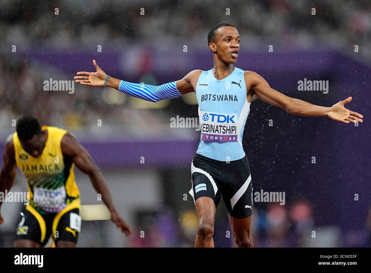 Botswana's Busang Collen Kebinatshipi celebrates taking the gold medal ...