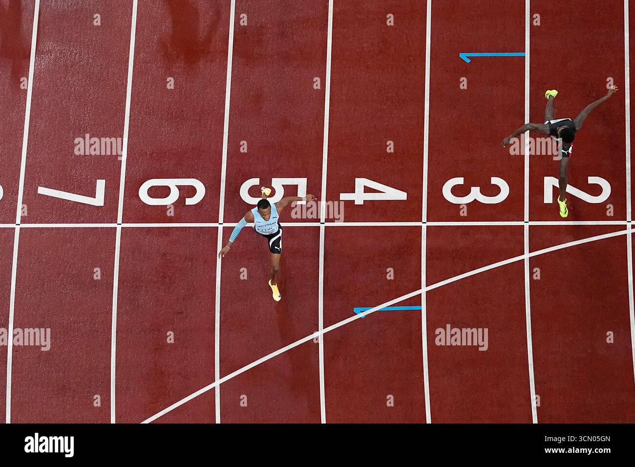 Botswana's Busang Collen Kebinatshipi, left, wins the men's 400 meters ...