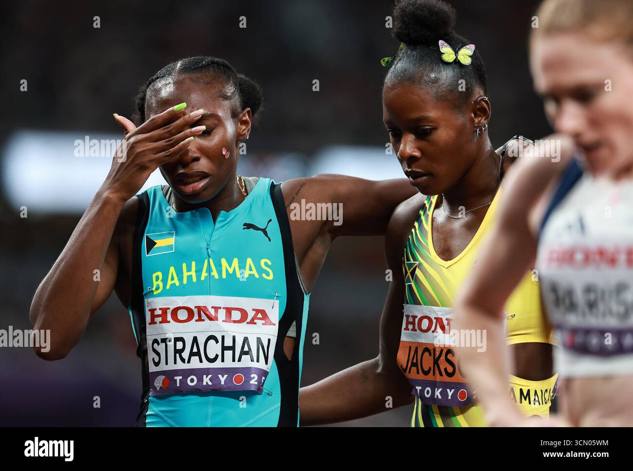 (250918) -- TOKYO, Sept. 18, 2025 (Xinhua) -- Shericka Jackson (R) of ...