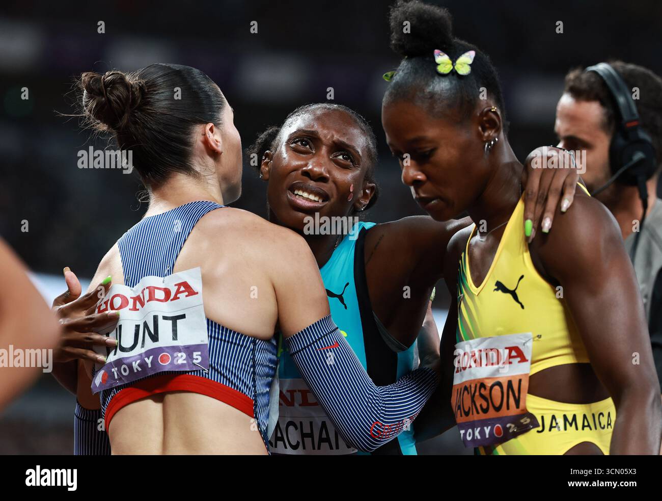 (250918) -- TOKYO, Sept. 18, 2025 (Xinhua) -- Shericka Jackson (R) of Jamaica and Amy Hunt (L ...