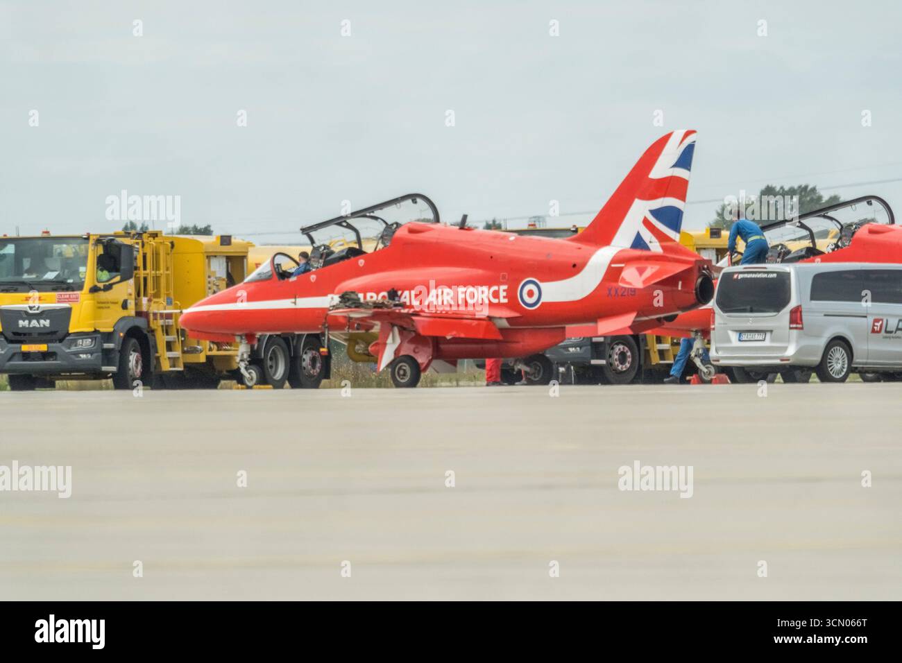 Mehrere BAE Hawk Jets der britischen Royal Air Force Kunstflugstaffel ...