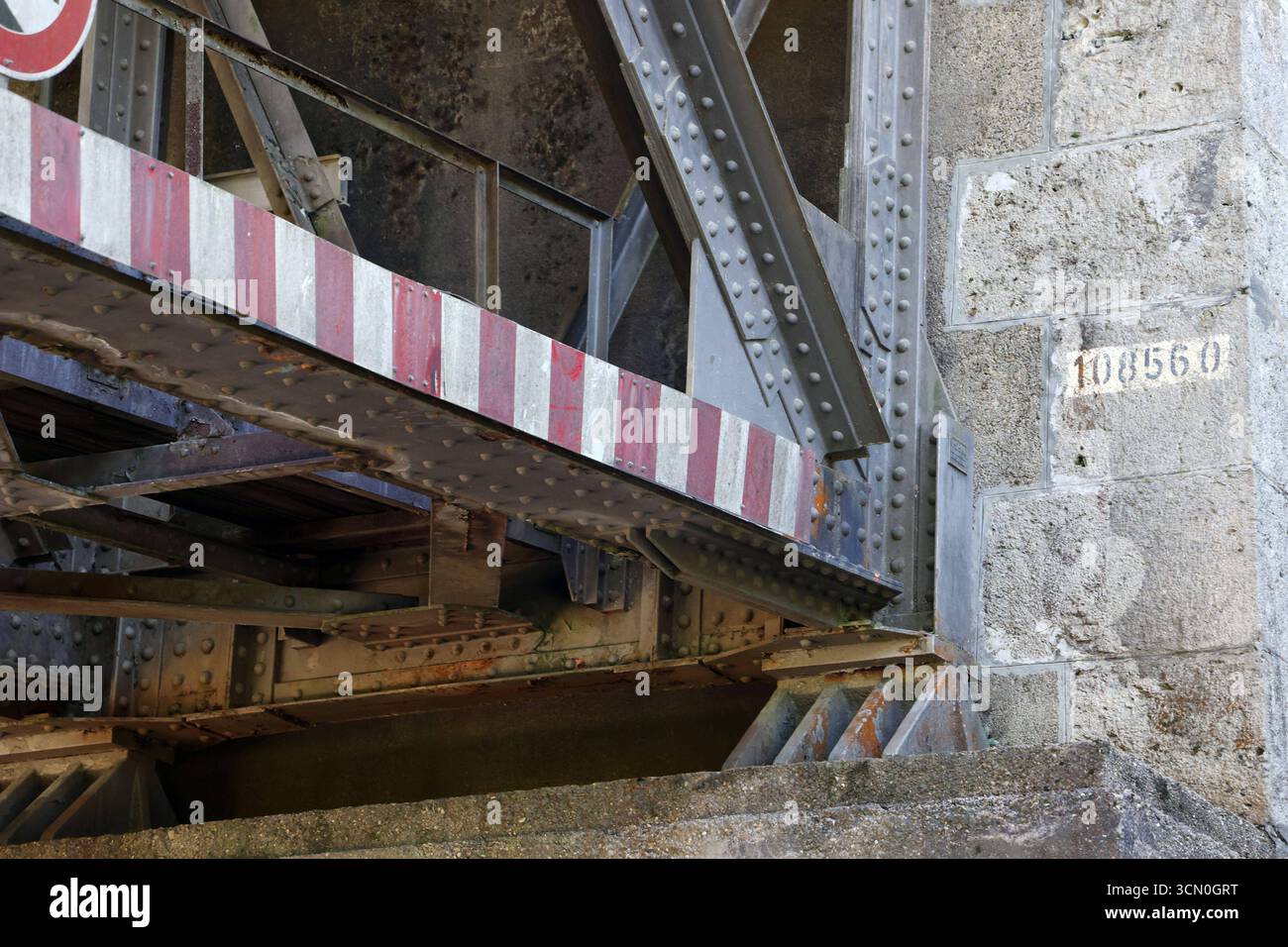 genietete Stahlträger auf dem Betonsockel der Eisenbahnbrücke über die ...