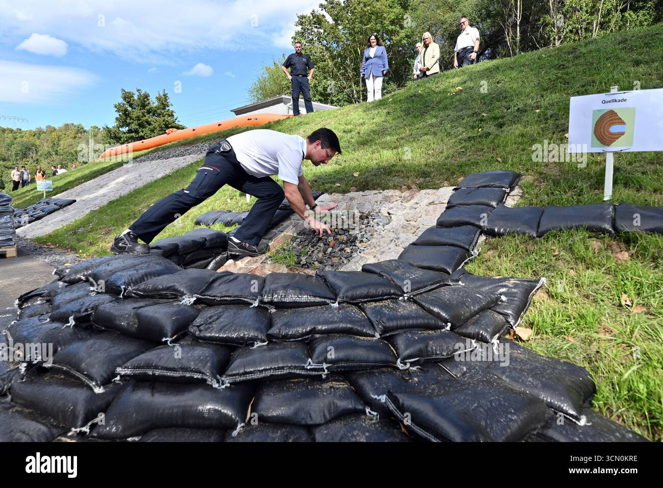 18 September 2025, Thuringia, Bad Köstritz: A new training dyke below ...