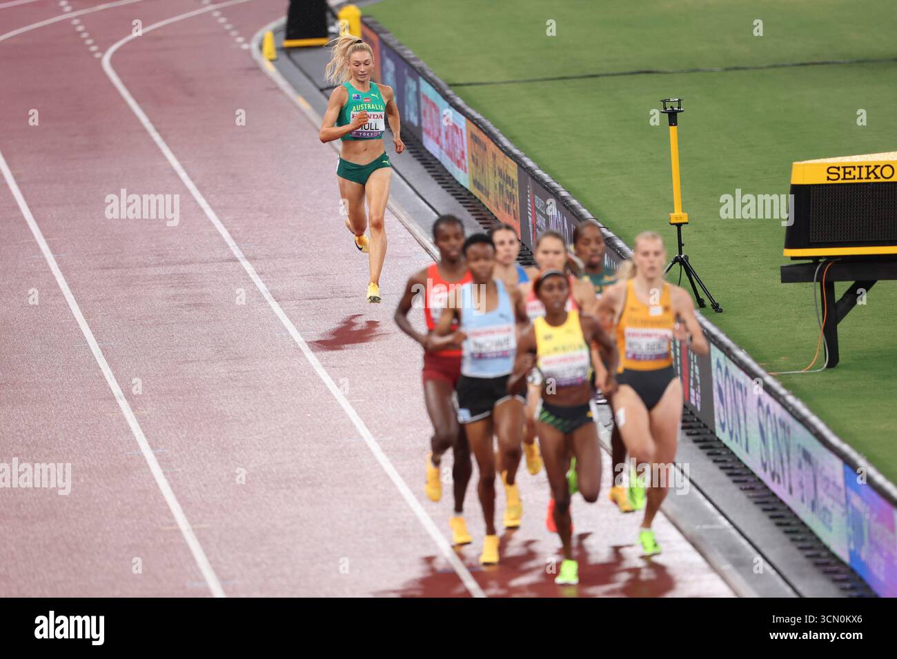 Jessica Hull (AUS) lags behind in her 800m heat during the World ...