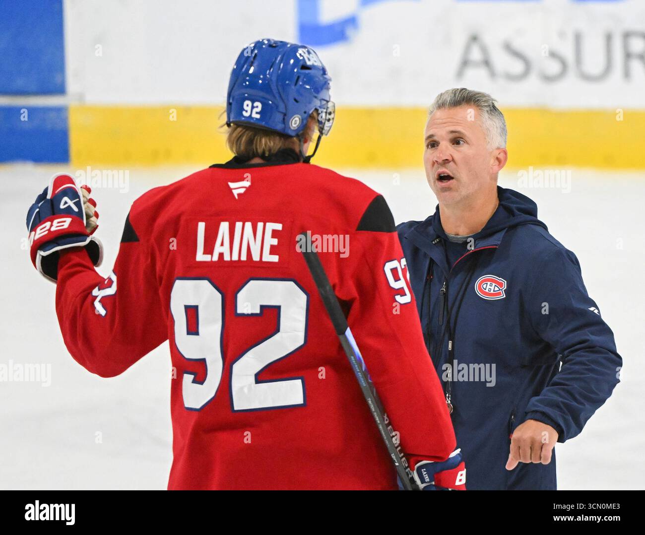 Montreal Canadiens head coach Martin St. Louis, right, talks with ...