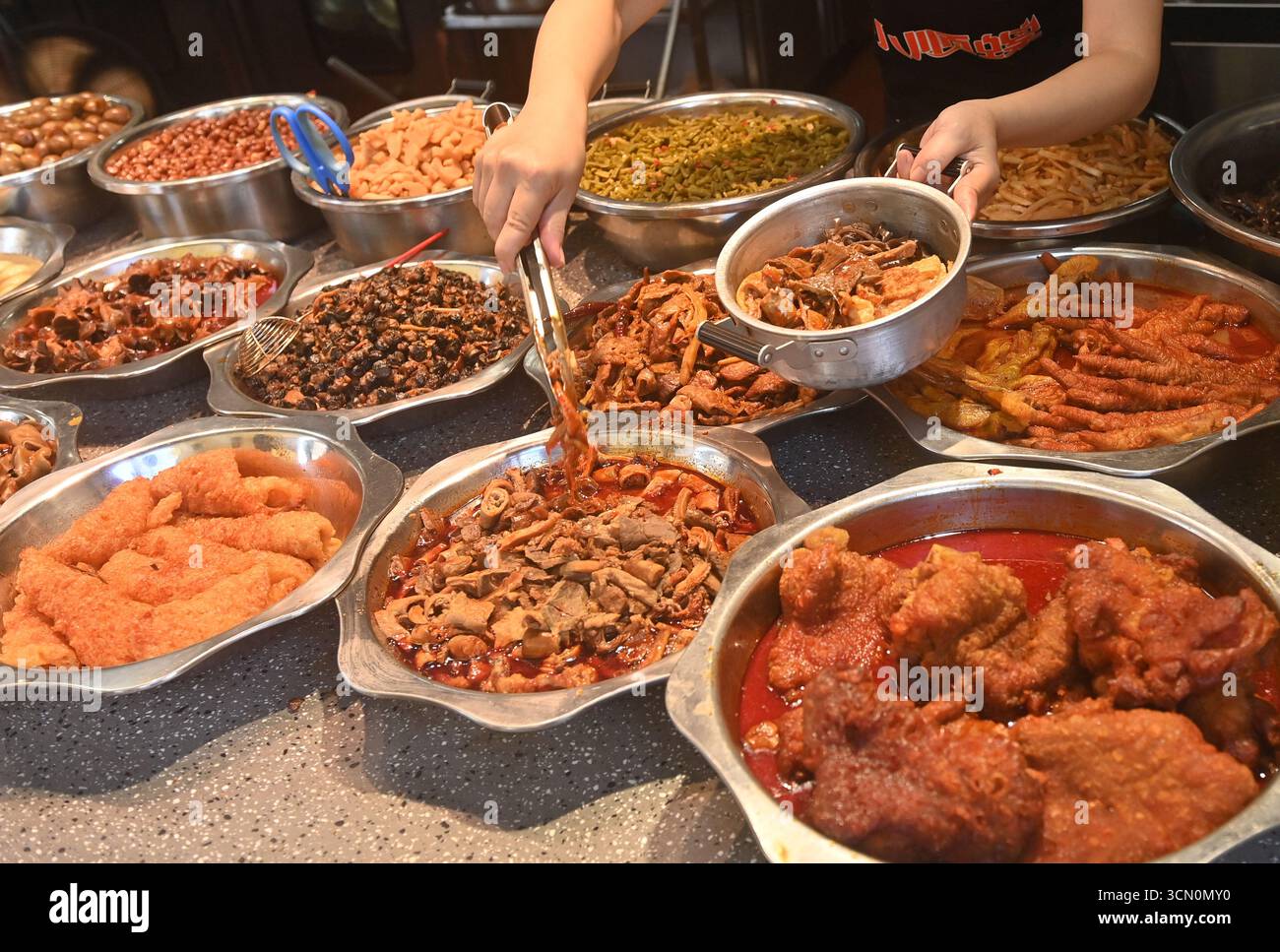 (250918) -- NANNING, Sept. 18, 2025 (Xinhua) -- A staff member adds ...