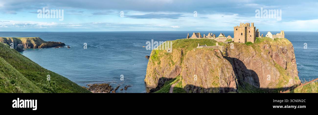 Scotland - Dunnottar Castle - Walled gateway and inner fortifications ...