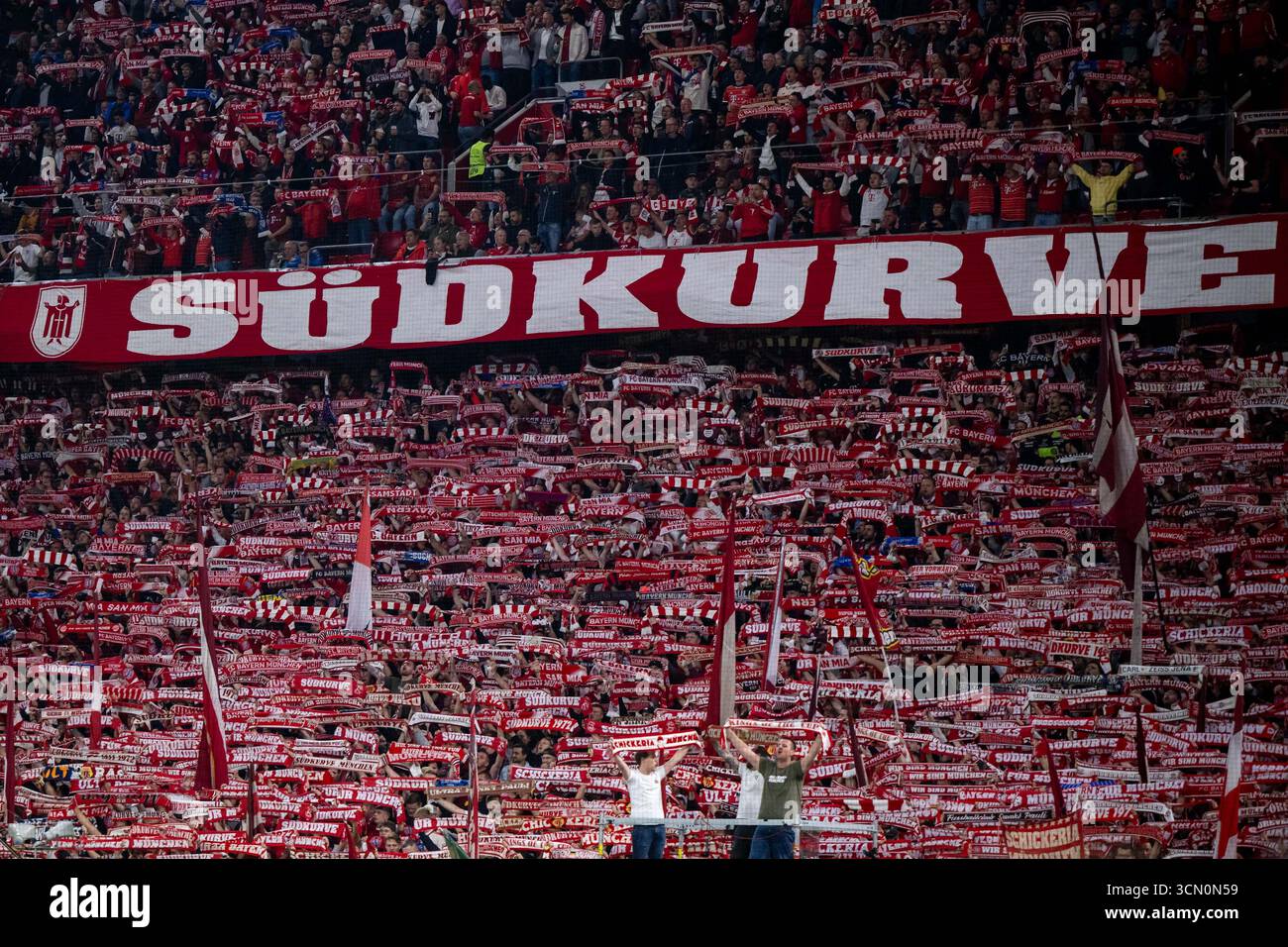 Fans / Ultras der Suedkurve mit Schal vor dem Spiel, GER, FC Bayern ...