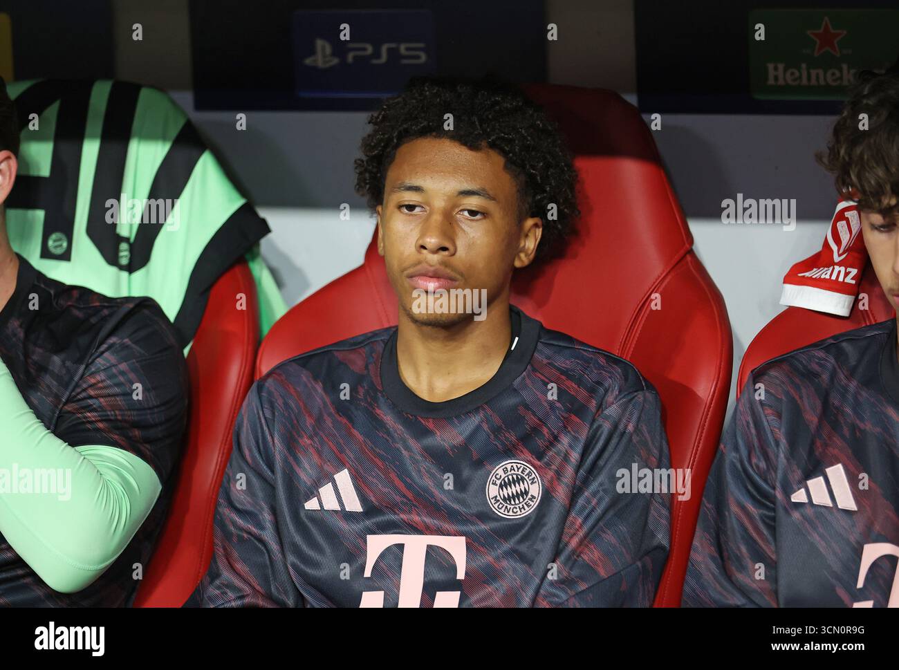 Cassiano kiala fc bayern munchen auf der auswechselbank sitze hi-res ...