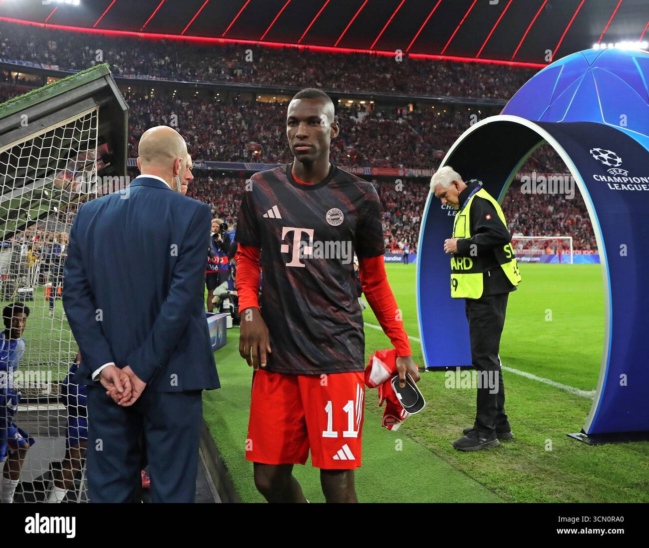 Nicolas jackson fc bayern munchen auf dem weg zur auswechselb hi-res ...