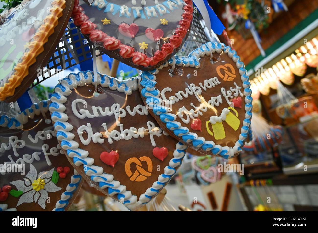 Gingerbread heart, greetings from Oktoberfest. Gingerbread hearts ...