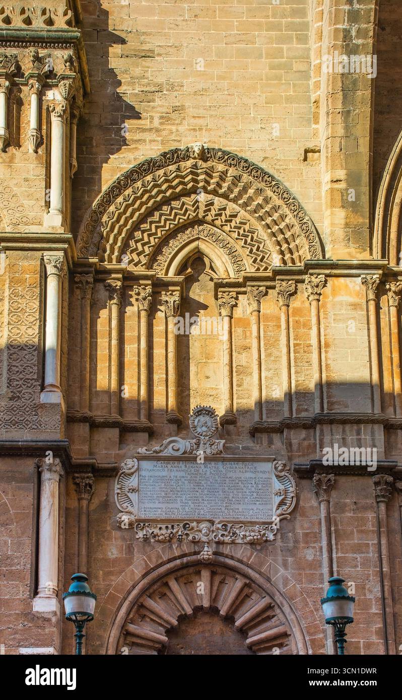 Recessed arch hi-res stock photography and images - Alamy