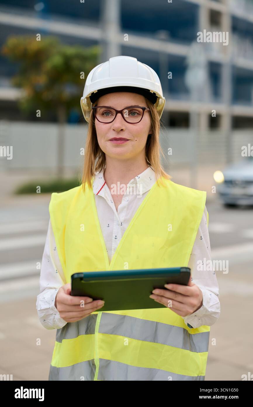 Woman engineer wearing hard hat holding tablet Stock Photo - Alamy